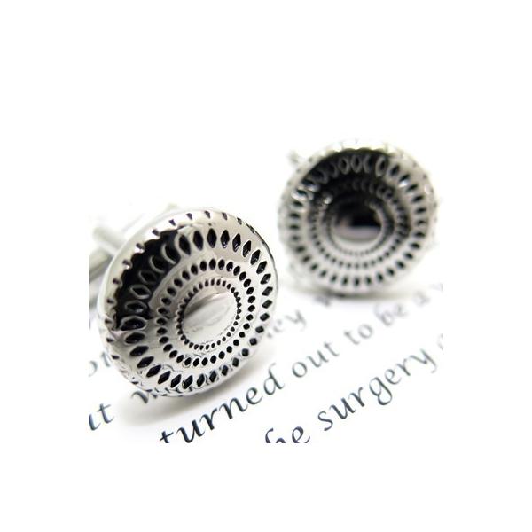 円形の真鍮台にひし形(rhombic)模様を幾何学的に配置したカフス。