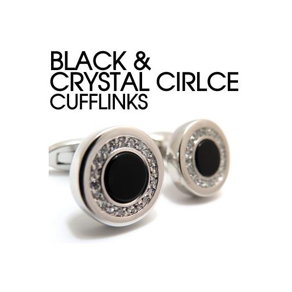 中央に黒のストーンを一つあしらい、その周りを小さなクリスタルのストーンで飾ったカフス。背面に開けられた穴から光を取り込み、より輝きやすくなっております。