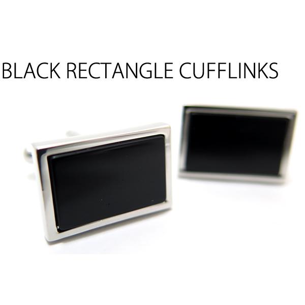 極シンプルなブラックのプレートがはめ込まれた長方形型のカフス。シンプルなだけに汎用性が高いです。