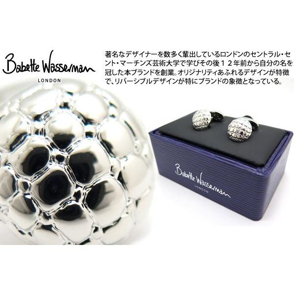 ボタンダッフルと名付けられたシンプルなカフス。形状的には革のボタンを真鍮で作成したデザイン。