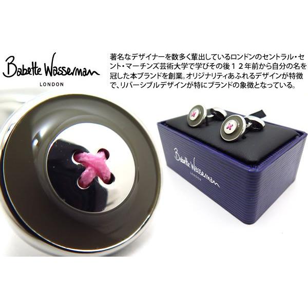 エナメルでカラーをつけた四つボタン穴のシンプルカフス。中央の糸通し部分は実際にアクセントカラーの糸を使用しています。