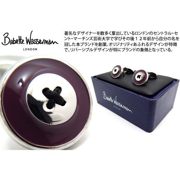 エナメルでカラーをつけた四つボタン穴のシンプルカフス。中央の糸通し部分は実際にアクセントカラーの糸を使用しています。