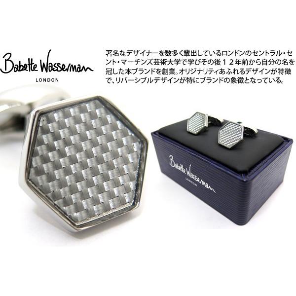 カーボンファイバーを使用した六角形のカフス。カーボンファイバーの隙間から覗くロジウムの輝きが何とも魅力的です。留め具には「BW」のロゴが刻まれています。SIZE：約16×16mm素材：カーボンファイバー、真鍮ロジウムメッキ付属品：純正BOX...