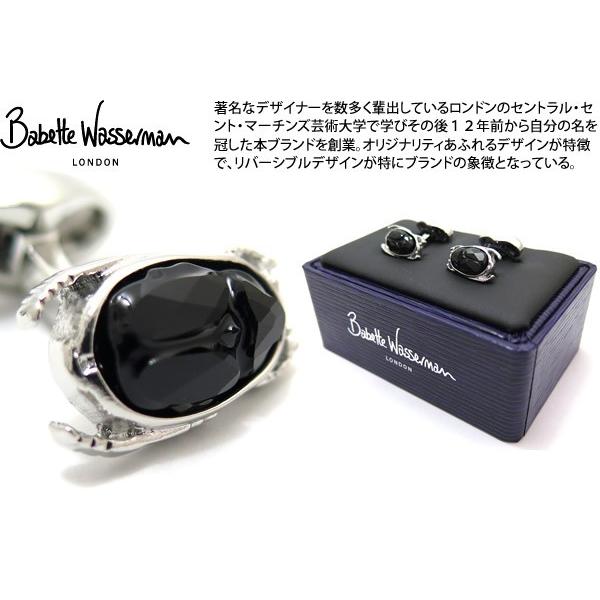 ロジウムの枠とクリスタルガラスの石でカブト虫を再現したカフス。昆虫のモチーフは袖元での存在感が抜群です。SIZE：約17×11mm素材：クリスタルガラス、真鍮ロジウムメッキ付属品：純正BOX※【カフス】【カフリンクス】【カフスボタン】はすべ...