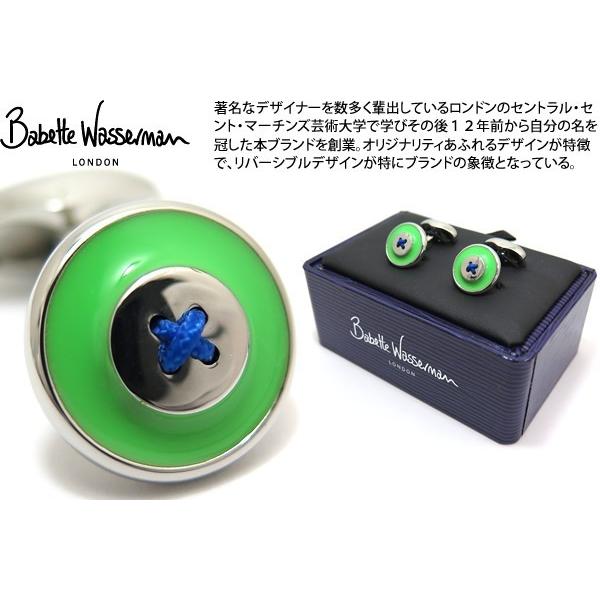 エナメルでカラーをつけた四つボタン穴のシンプルカフス。中央の糸通し部分は実際にアクセントカラーの糸を使用しています。