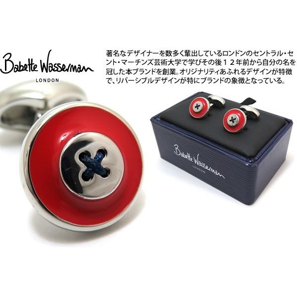 エナメルでカラーをつけた四つボタン穴のシンプルカフス。中央の糸通し部分は実際にアクセントカラーの糸を使用しています。