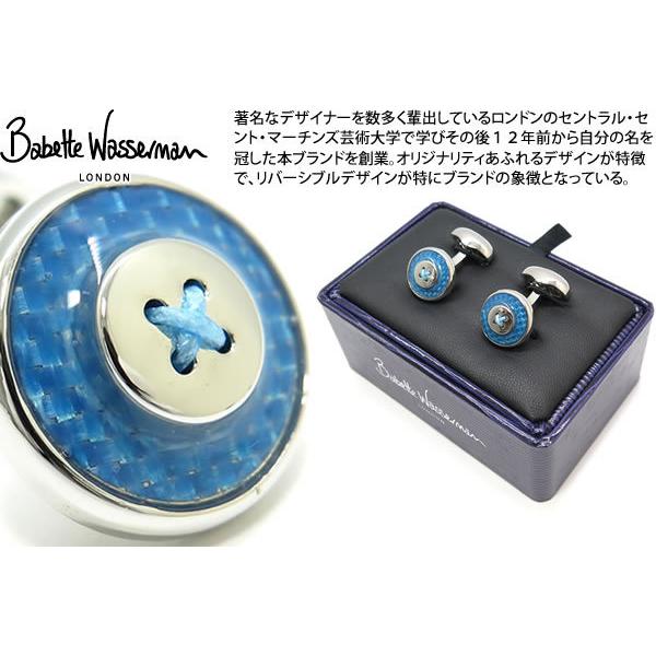 カーボンファイバーを使用したボタン型のカフス。トップの中央には本物の糸があしらわれ、ボタンの持つ可愛らしさがアピールされています。