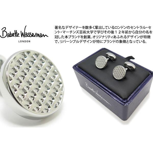 CROSSHATCHとは、細かい陰影を意味します。1mm以下の間隔で刻まれた溝は多数の四角錐となり、角度によって様々な輝きを見せます。