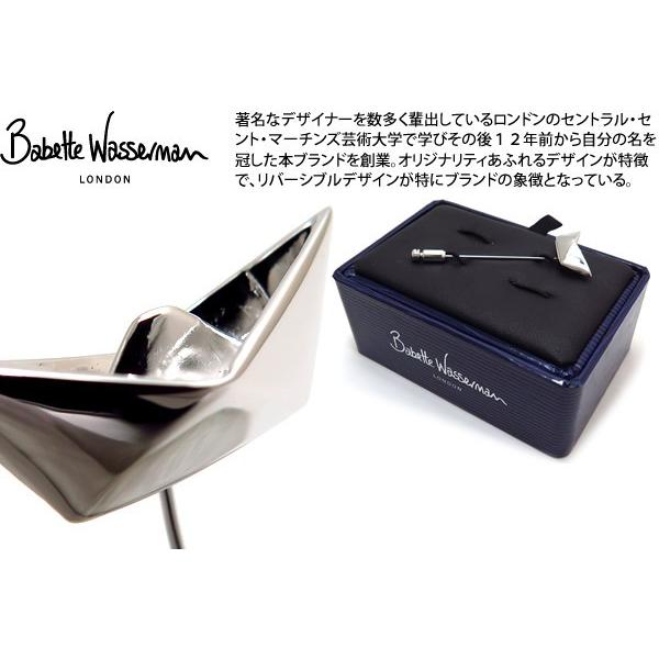 折り紙で作られた船がモチーフになったラペルピン。日本の伝統を意識したアイテムとなっております。SIZE：約56mm素材：真鍮ロジウムメッキ付属品：純正BOX