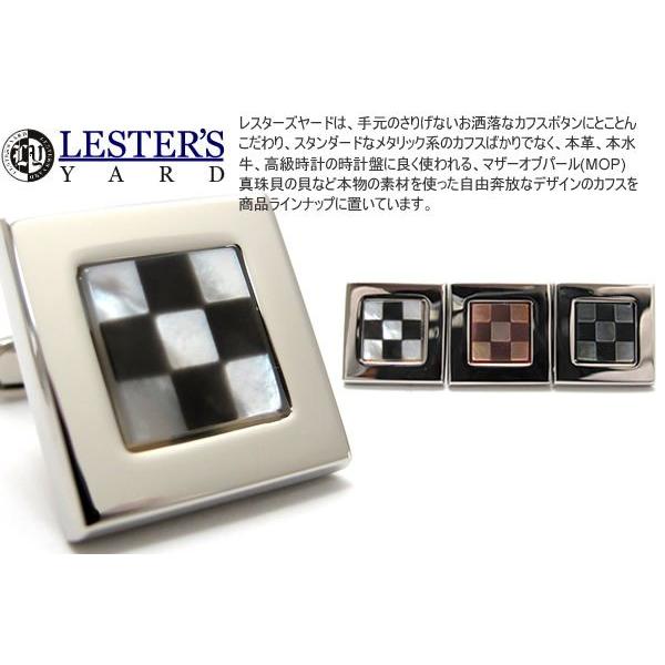 天然貝のチェック柄のカフス。定番なデザインながら、天然貝の自然な輝きと太い枠がアクセントになっており新鮮な印象を受けます。SIZE：約17×17mm素材：蝶貝、真鍮付属品：純正BOX（外箱、中箱）※【カフス】【カフリンクス】【カフスボタン】...
