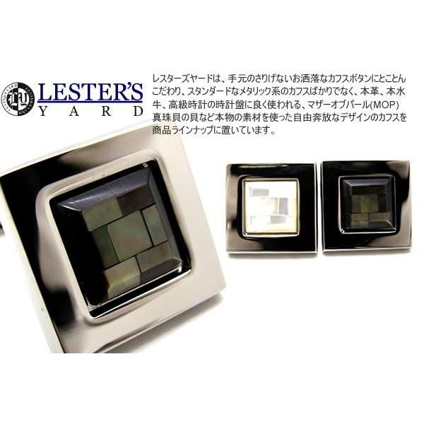 天然貝を小さく切りハーフステップで再構成したカフス。中央部が若干盛り上がっており、貝の輝きが角度によって楽しめるデザインになっております。SIZE：約17×17mm素材：蝶貝、真鍮付属品：純正BOX（外箱、中箱）※【カフス】【カフリンクス】...