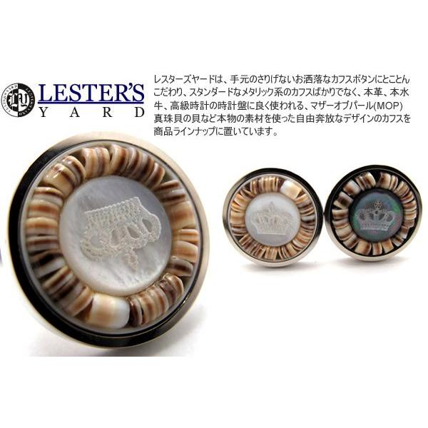 中央に王冠が刻印されたカフス。蝶貝をはじめ、ドブ貝、ポリエステルコーティングを使い、素材の面白さと王冠の彫刻がマッチした深みのあるクラシックなデザインとなております。SIZE：直径約18mm素材：蝶貝、ポリエステル、ドブ貝、真鍮付属品：純正...