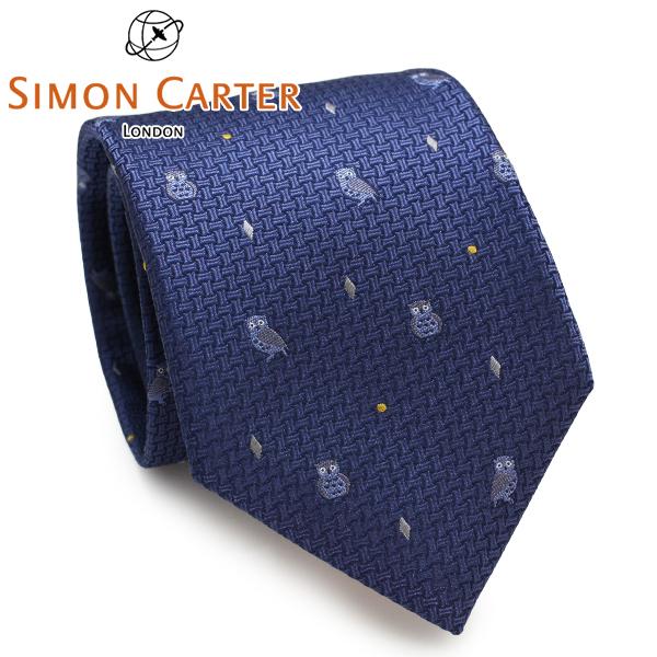 夜の闇に溶け込んだような羽角がチャームポイントのミミズクがデザインされたネクタイ。夜行性のミミズクのイメージにピッタリのシンプルでダイヤとドットがアクセントです。ブランド：SIMON CARTER　サイモンカーター　日本ライセンス商品ブラン...