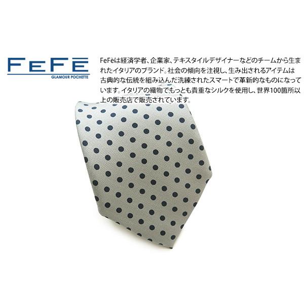 定番のドット柄と落ち着いたグレーにネイビーのシンプルなデザインです。大柄過ぎず使いやすいネクタイです。