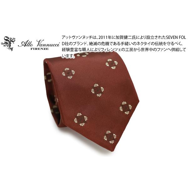 均等に配置された柄をそのまま見事に真っすぐになるよう仕上げられたネクタイは、これぞ職人のなせる技。シルクの美しい光沢と上品なカラーリングも相まって高級感漂う逸品です。