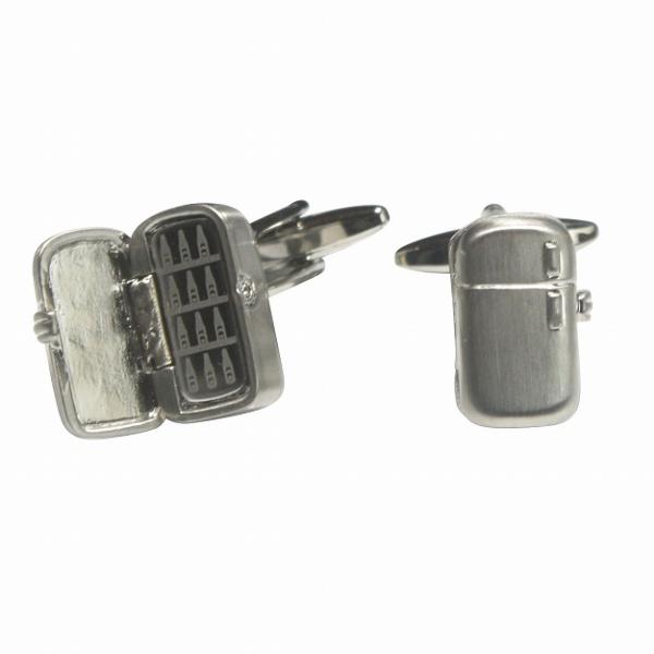 冷蔵庫をモチーフにしたユニークなカフスボタン。袖口から覗くユニークなカフスボタンに注目が集まりますよ♪自分用としてはもちろん、プレゼントとしても大変喜ばれますよベースカラーーシルバー素材ーbrass(真鍮）サイズー18ｘ11ｍｍ【カフス・カ...