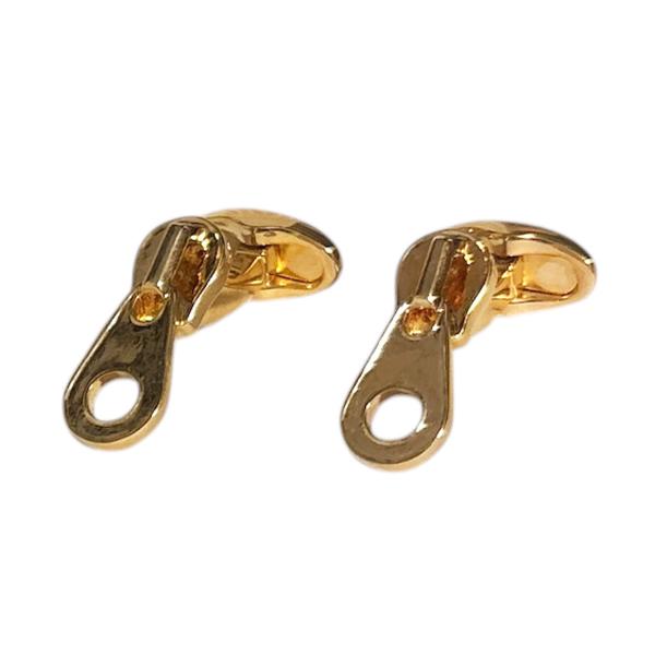 イギリスを代表するジュエリーデザイナー、バベットワッサーマン。彼女の真骨頂とも言えるのが、この「チャック」をモチーフにしたカフスボタンです。日常にありふれたジッパーを、ゴールドの輝きを纏った芸術的なアクセサリーへと昇華させました。単なる「面...