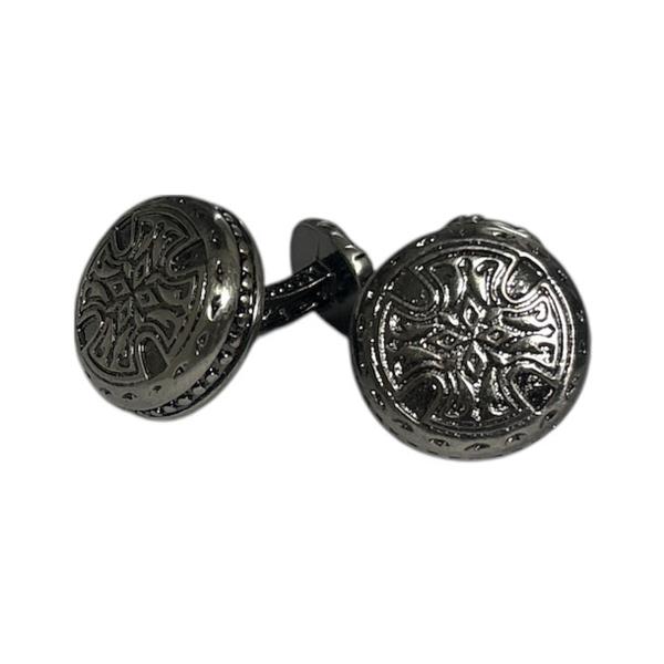 柔らかな曲線を描く「ラウンドフォルム」に、規律を感じさせる「クロス（十字）」のデザインが調和。派手すぎず、それでいて確かな存在感を放つこの一品は、ビジネスシーンからフォーマルなパーティーまで、大人の装いを格上げします。現行品にはない、細かな...