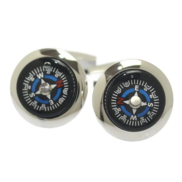 リアルに再現したコンパスデザインのカフス。実際の方位を測ることは出来ませんが、揺らすと本物のようにくるくる回とリアルな動きをします。スポーツマン、アウトドア派の男性へのプレゼントにオススメ！サイズ＝縦:20×横:20×厚み:9(mm)素材＝...
