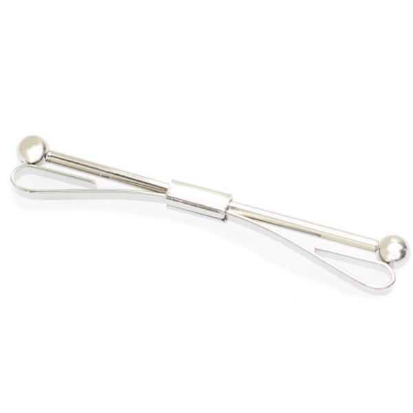 ネクタイと共に襟元に集まる視線。カラーバーを付けることによって、襟元がキュッと引き締まり、清潔で誠実な印象を与えることが出来ます。普段使いからきちんとした場面でも活躍してくれます。こちらはシルバーです。同デザインで2連チェーン付きもございま...