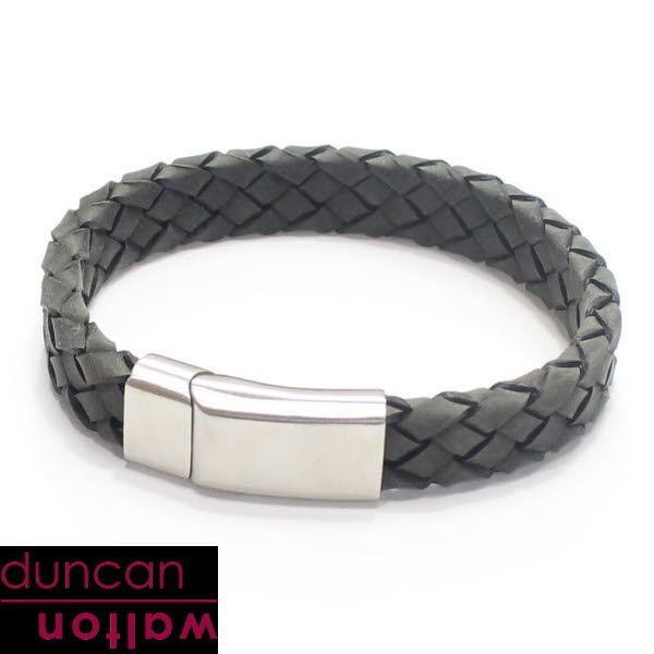 マットグレーが落ち着いた雰囲気を演出してくれるレザーブレスレット。シンプルながらも重量感のある見た目なのでコーディネートのポイントにおすすめです。 スライドをさせれば簡単に装着できます。サイズ＝腕周り21.5cm素材＝本革、ステンレスブラン...