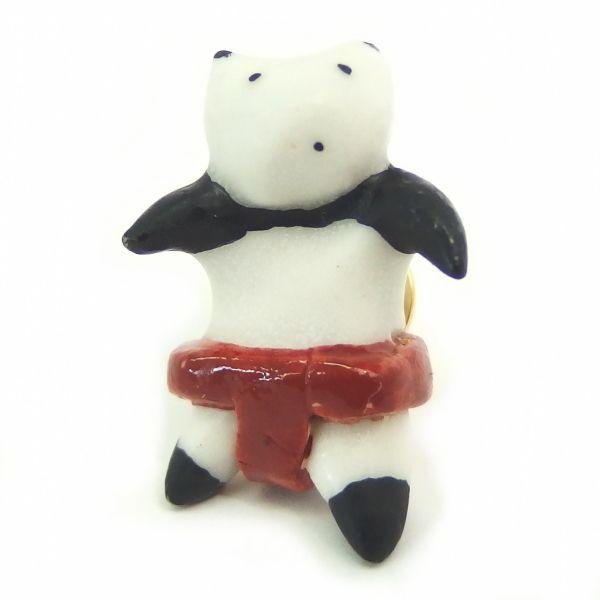 周りを思わず笑顔にしちゃうような面白い小物が欲しい・・・と願いつつ、探してもなかなか見つからなかったという皆様、お待たせしました！赤いまわしを着けた可愛いお相撲パンダの立ち姿のタイタック。こんなに可愛い胸元だったら、初めての人との会話も弾む...