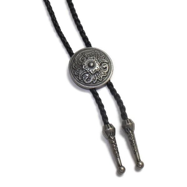 シャツのネクタイ代わりとして、またネックレスのようにしてご使用いただけるお洒落なループタイ。花模様のコンチョが、ちょっとしたアクセントにピッタリ♪普段は勿論、ハローウィンやイベントの衣装に使うのもGood!!ループ＝全長約100cm飾り＝3...