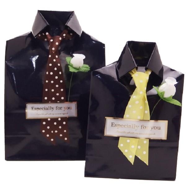 お仕事の同僚や先生、お父さんなどへのプレゼントには、是非こちらをお選びください。艶感のある袋に、リボンのネクタイがお洒落です。ネクタイピンに見立てたシール、胸元には一輪のお花を添えて華やかさをプラスし、贈る気持ちを飾ります。袋を開ける前のワ...