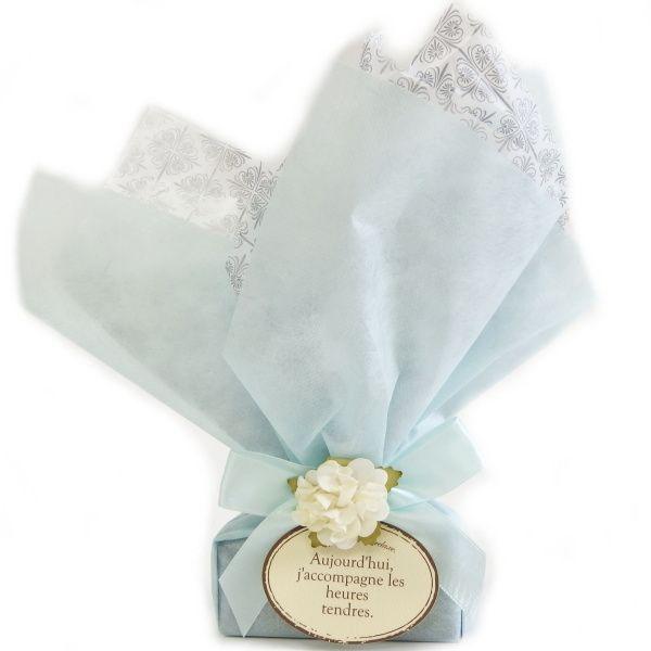 華やかなムードでプレゼントしたい場合は、是非こちらをお選びください。お花付リボンがエレガントに、贈る気持ちを飾ります。貰う人も優雅な気持ちになって嬉しさ倍増すること間違いなし!!ホワイトペーパーと、水色のラッピングペーパーでお包みします。リ...