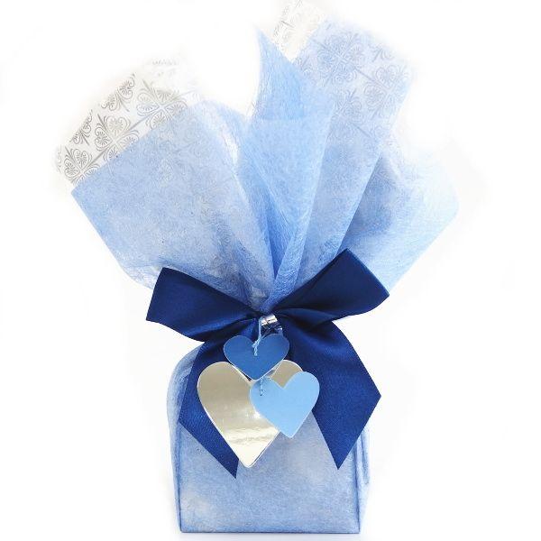 特別な人へプレゼントしたい場合は、是非こちらをお選びください。ブルーリボンにハートが贈る気持ちを飾ります。貰う人も嬉しさ倍増すること間違いなし!!ホワイトペーパー、ブルーのラッピングペーパーでお包みします。内容物＝ラッピングペーパー二枚、ク...