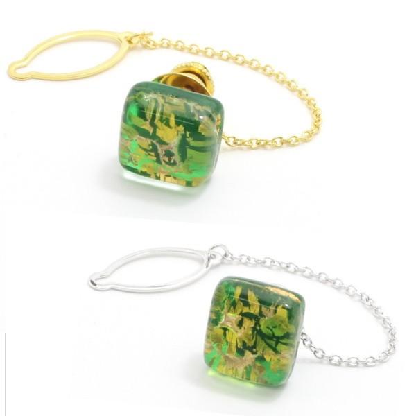 イタリアのムラーノ島の職人によって作られたガラスが美しいタイタック・ピンブローチです。ベネチアンガラスで他と異なる貴方だけのお洒落をお楽しみください。こちらは模様を付け、板状にしたガラスを切り出したネクタイピンです。切り出した部分によって、...