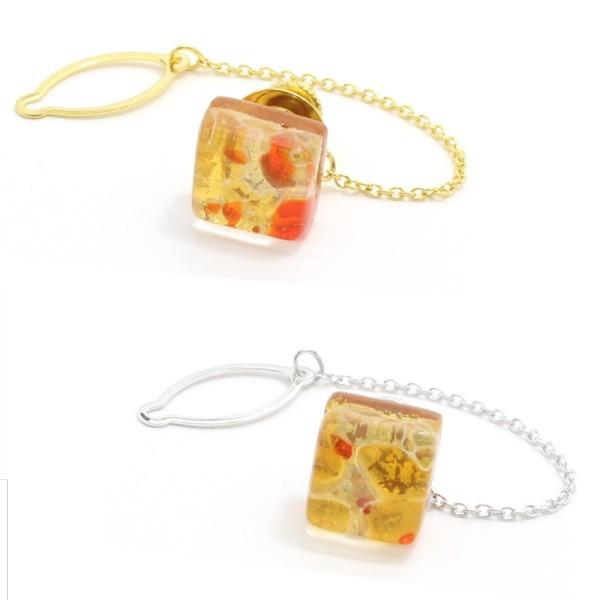 イタリアのムラーノ島の職人によって作られたガラスが美しいタイタック・ピンブローチです。ベネチアンガラスで他と異なる貴方だけのお洒落をお楽しみください。こちらは模様を付け、板状にしたガラスを切り出したネクタイピンです。切り出した部分によって、...