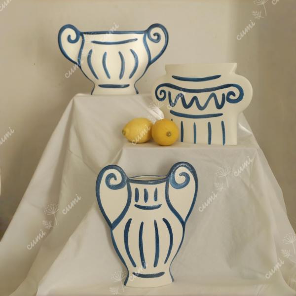 古代ギリシャ建築の様式美「イオニア式の柱」をモチーフにした、手描き陶器の花瓶です。規則的でありながら柔らかさを持つ曲線は、古典建築と漫画的表現が融合した独自の世界観を演出します。白地に青で描かれたラインは、北欧的な静けさと地中海文化の美意識...