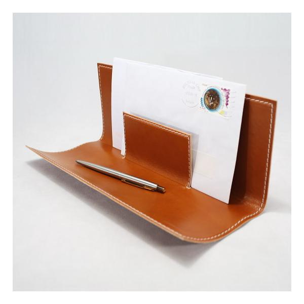 上品なデザインが魅力の本革机上小物。手作業で縫い合わせられた白のステッチがさりげなく主張しています。デザインと使いやすさにこだわり、インテリアとしても映える優れもの。幅28×奥行12×高さ11（cm）贈り物にも喜ばれています。