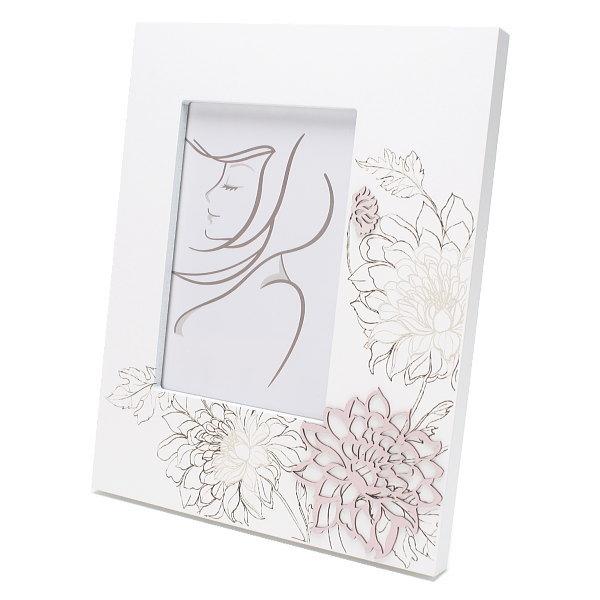 華やかでエレガントなフラワー柄の木製フォトフレームイラストにレーザーカットで切り出した淡いピンクの花を立体的に表現し温かみと優しさが感じられます。ホワイトカラーを基調とした上品なフォトフレームですので、結婚祝いや誕生祝いなどの記念品としてお...