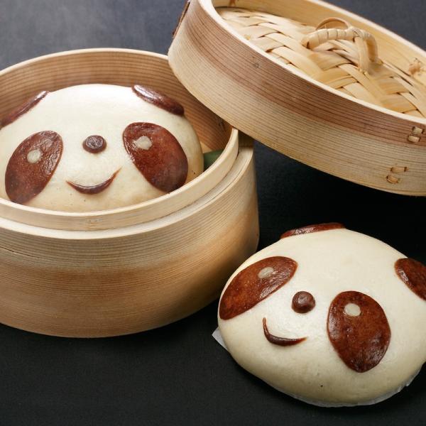 テイクアウト店で大人気！見た目もかわいくて魅力的なパンダまんは、一つ一つ丁寧に手作り！もちろん可愛いだけじゃなく、味も抜群に美味しいと評判です♪肉まんの餡は豚肩ロースを使用した旨みのある挽肉を使用し、食感の良いタケノコやしいたけ等の野菜が入...