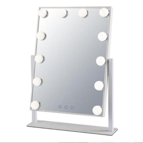 特徴●高輝度LED電球12個LED電球が搭載され、時間や場所を気にせず、美しいメイクををお楽しみいただけます。●大型ミラー大きなサイズは、お顔の全ての情報を反映することができます。化粧台、洗面台、部屋などに大活躍！掲載写真2枚目にある箱は付...