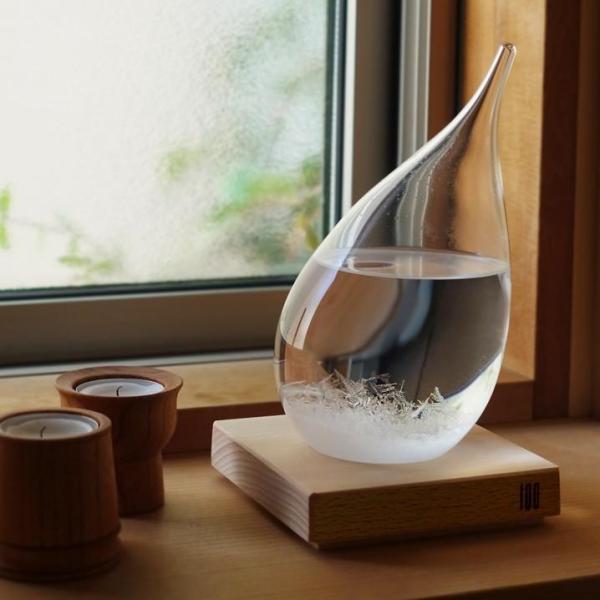 「Tempo Drop」はストームグラスと呼ばれ19世紀に航海士等が使用していた天候予測器です。クスノキのエキスやエタノール等をガラス管に密封して作られており気候の変化に反応して起きる結晶を観察し役立てられていました。ジュール・ヴェルヌの小...