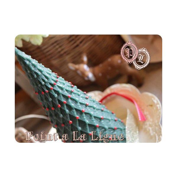 美しいもみの木。クリスマスのホームデコレーションにおすすめの美しいキャンドル。テーブルセッティング用やフラワーアレンジメントにもおすすめのキャンドルです。クリスマスツリーは３種類のサイズがあり、本ページ商品は一番小さいプティサイズです。[サ...