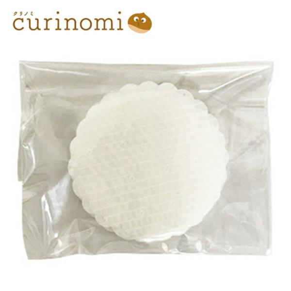 直径56mmのポリエチレン製饅頭用敷き皮です。真っ白の花型で表面に蒸気を通すための小さな穴が数か所あいています。出来上がったお饅頭からもキレイにはがす事が出来るのでとっても重宝します。蒸し饅頭作りの時には是非、お使いいただきたい敷き皮です。