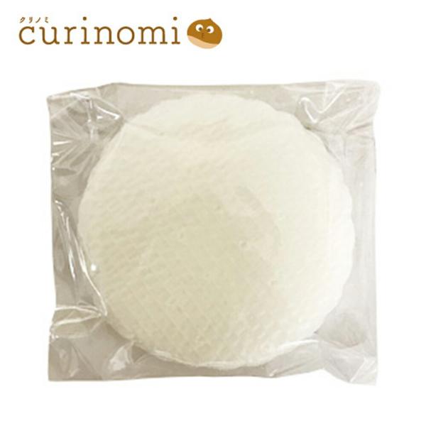 直径70mmのポリエチレン製饅頭用敷き皮です。真っ白の花型で表面に蒸気を通すための小さな穴が数か所あいています。出来上がったお饅頭からもキレイにはがす事が出来るのでとっても重宝します。蒸し饅頭作りの時には是非、お使いいただきたい敷き皮です。