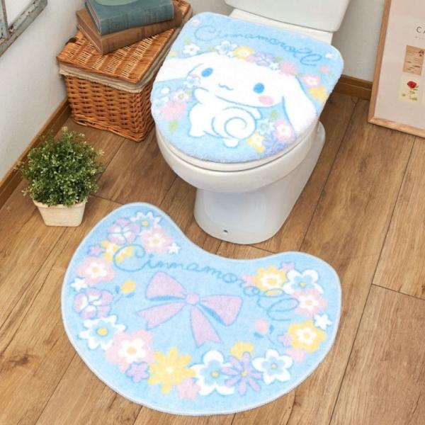 シナモロールのトイレタリーが新登場！ シナモンくんはお花を摘んでるみたい☆花飾りもとってもお似合い♪ フタカバーとマットのセットなのでこれ1つでトイレ空間が大変身！ 洗濯ネットを使用し洗濯機で丸洗いできるのでお手入れ簡単♪素材 蓋カバー表側...