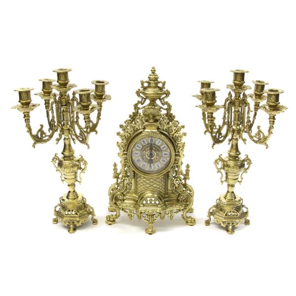 品名：真鍮時計キャンドル3点セット材質：真ちゅうカラー：モニターの発色の具合によって、実際の物と色が異なる場合がございます。サイズ：時計W24×D12×H41ｃｍ　キャンドルスタンドW20×D20×H41ｃｍ配送：送料無料は玄関先までのお届...