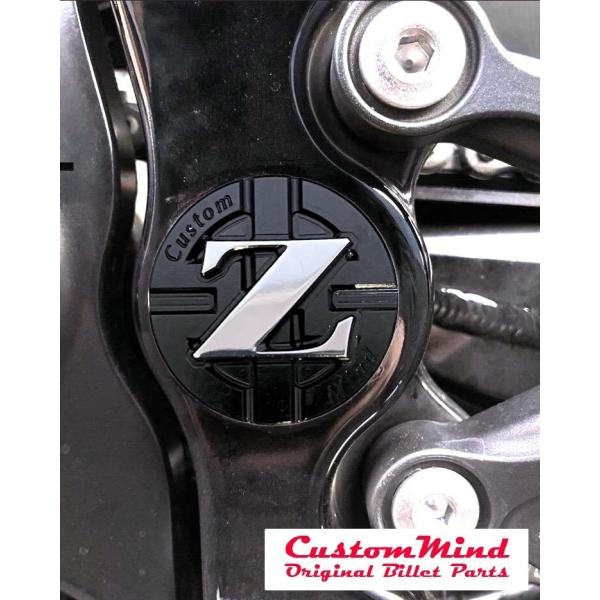 z900rs(2018モデル〜)用スイングアーム(ピボット)シャフト部ステップ脇のフレーム穴に取り付け出来るフレームホールプラグ(Lサイズ)です。アルミ削り出しアルマイトブラック加工後、文字面を研磨(出品個数1で車両1台分の2個入りとなります）