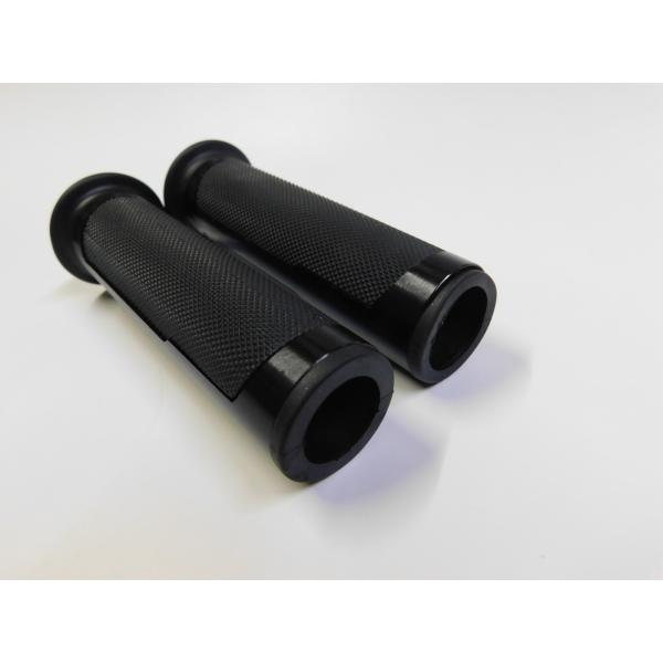 CL3159BR バイク用グリップ 貫通 ハンドル グリップ 22.2mm 対応 アルミ ラバー 左右セット 汎用 モンキー ゴリラ ダックス シャリィ■カラー：ブラック（黒）■ハンドル径22.2mm対応■全長:約120ｍｍ グリップ右側内...
