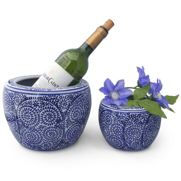 伝統柄の「蛸唐草」を描いた、手あぶりサイズの小ぶりな火鉢です。唐草文様の一種で蛸の吸盤に見えることから名づけられました。タコは「多幸」に通じ、八本足の蛸は末広がりとも結びつくため、縁起の良い柄として珍重されています。▼ サイズ大：最大直径2...