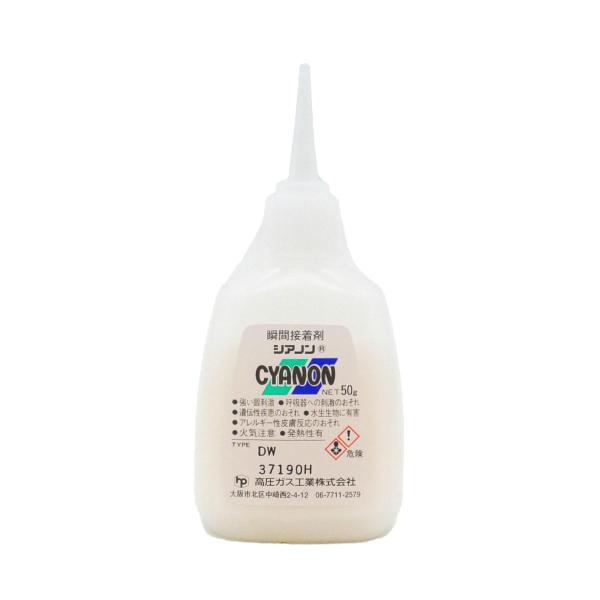 特徴白い瞬間接着剤。硬化スピードは遅目。一般的な瞬間接着剤にくらべ硬化後の切削性がすこぶる良好で削り易いため、パテとして使われることが多いです。瞬間接着剤用の硬化スプレーを用いることで硬化スピードを上げることが出来ます。50g入り