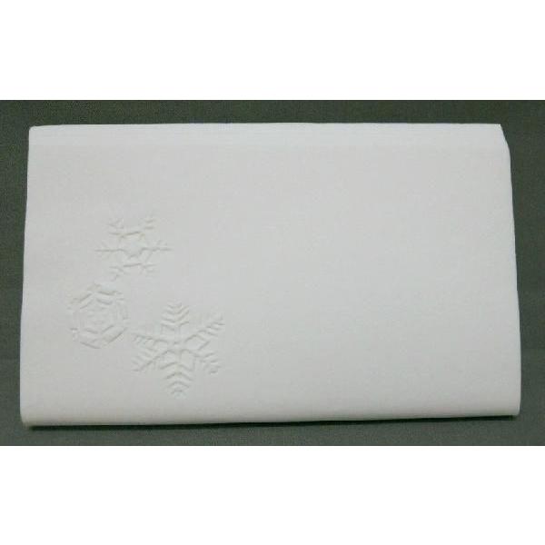 冬らしい雪の結晶が浮き彫りになった懐紙です。●国産和紙●１帖３０枚入●９，２ｃｍ×１７，５ｃｍ(折った状態です)※在庫数が足りない場合でも、取り寄せることが出来ます。又、量を多くのご注文の際には、要望欄にご入用の個数をお書き下さい。無料でギ...
