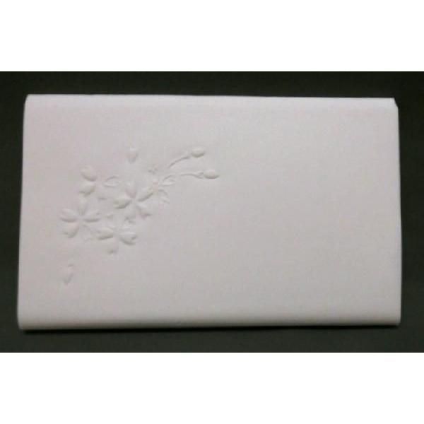 桜が浮き出るような懐紙に仕上がっています。●国産和紙●１帖３０枚入●９，２ｃｍ×１７，５ｃｍ(折った状態です)※在庫数が足りない場合でも、取り寄せることが出来ます。又、量を多くのご注文の際には、要望欄にご入用の個数をお書き下さい。無料でギフ...
