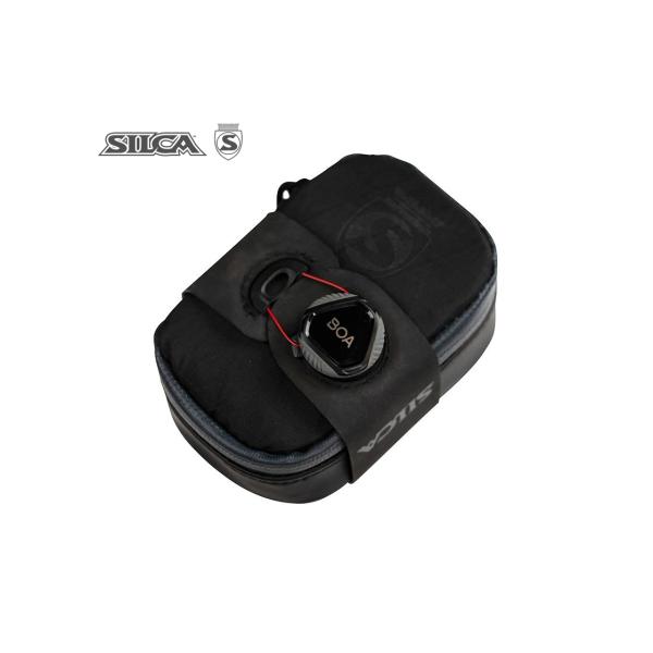 ※はじめにお読みください。　ご注文のタイミングによっては、欠品・完売・入荷待の場合がございます。■Boaダイアル採用、防水性のあるコンパクトシートバッグです。■BOAクロージャーシステムを使用してシートレールに取り付けられます。■カードポケ...